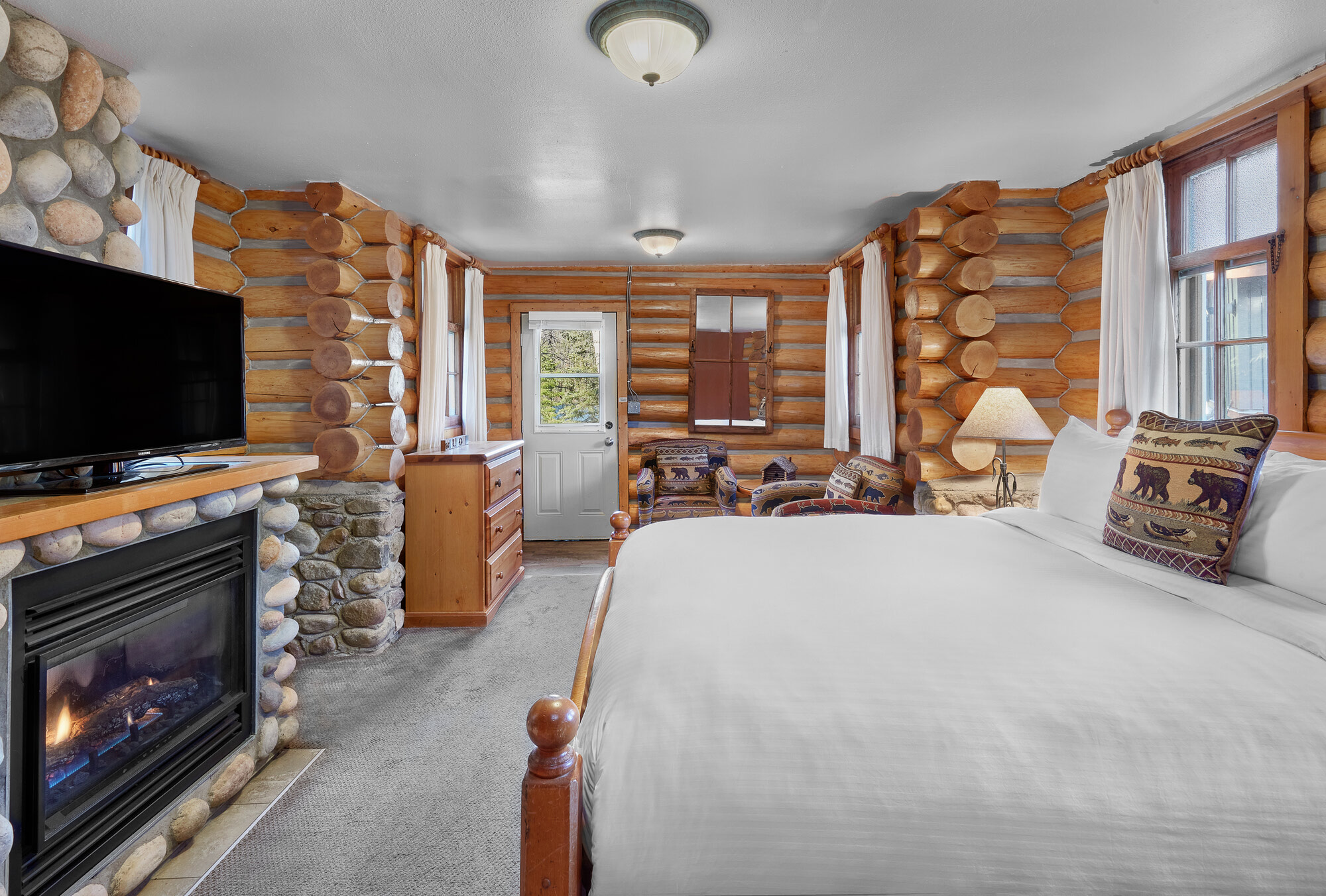 Log Cabin | Patricia Lake Bungalows